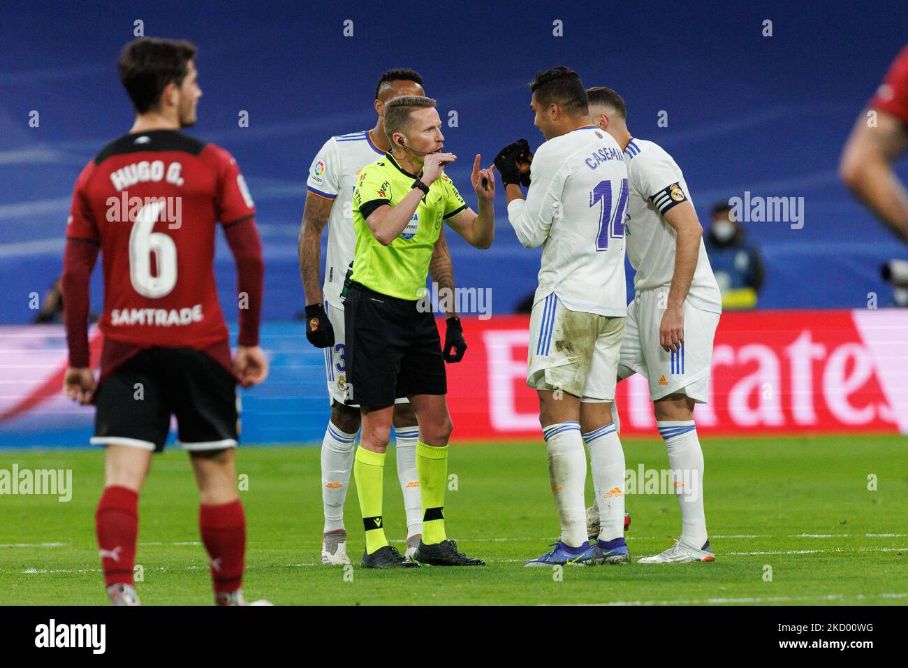 Hernandez Hernandez (referee) with Casemiro of Real Madrid during the ...