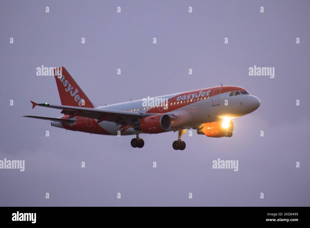 Cockpit new easyjet airbus a319 hi-res stock photography and images - Alamy