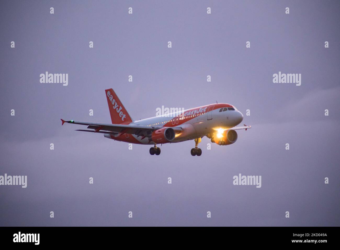 Cockpit new easyjet airbus a319 hi-res stock photography and images - Alamy