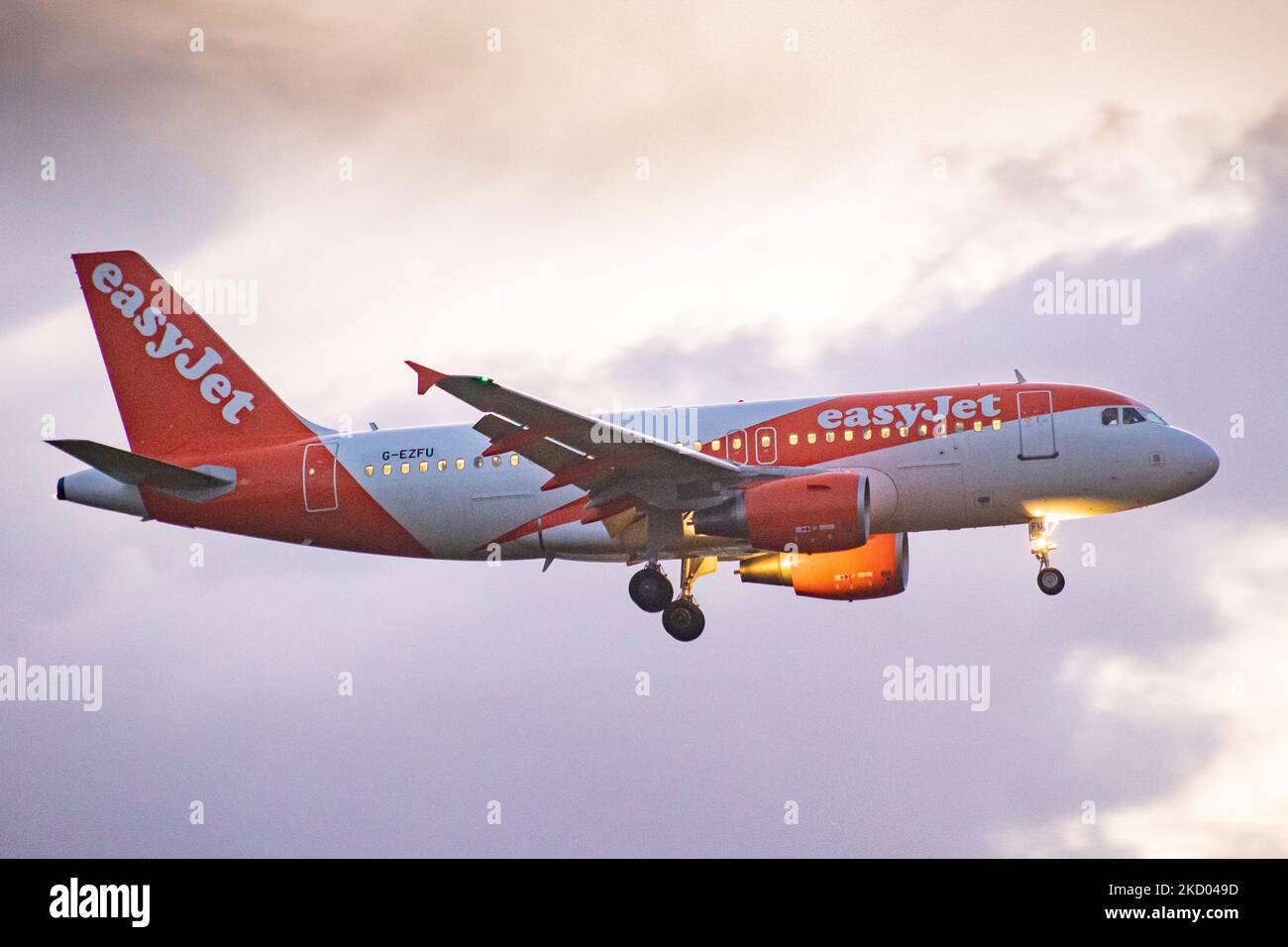 Cockpit new easyjet airbus a319 hi-res stock photography and images - Alamy