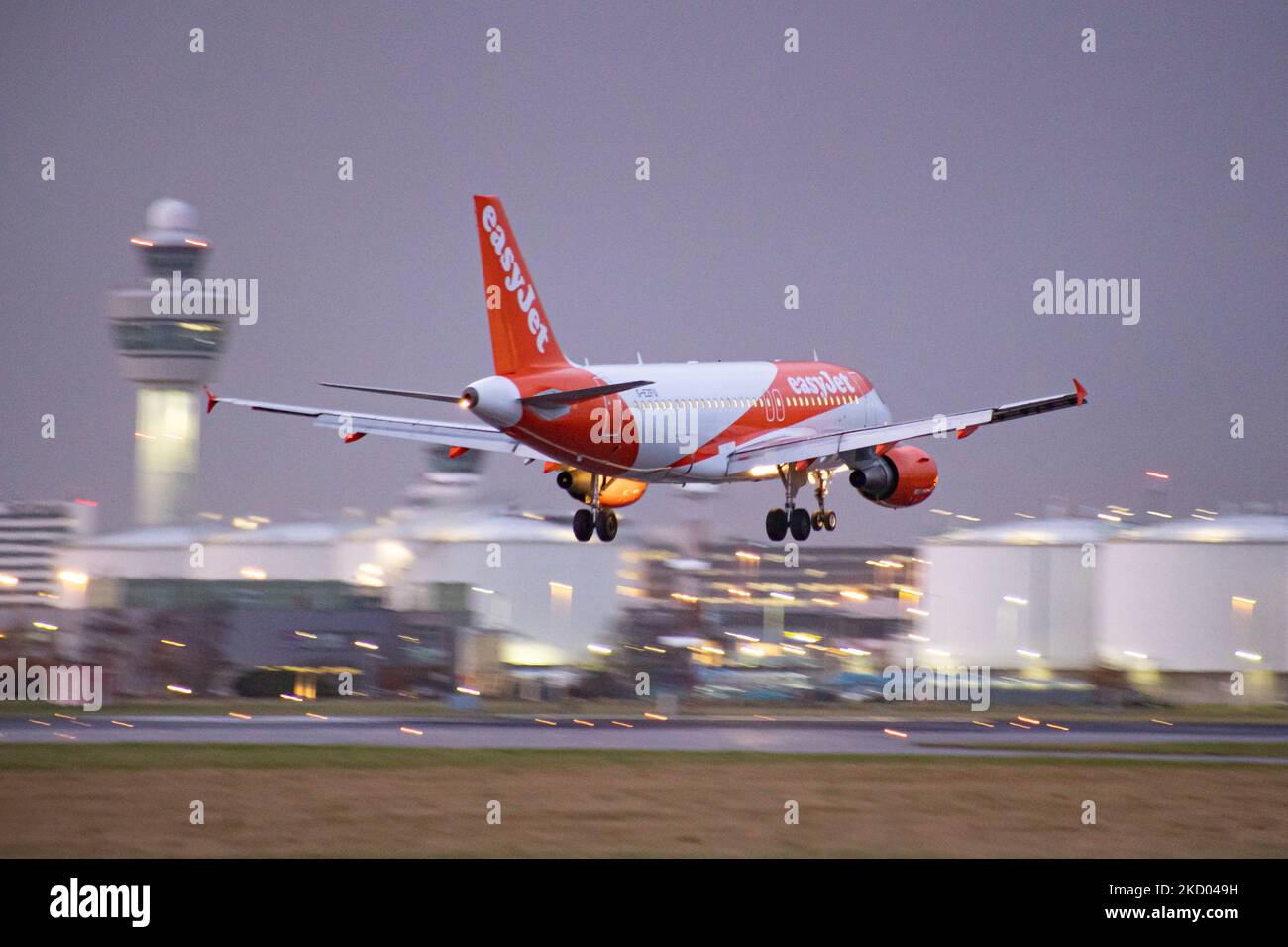 Cockpit new easyjet airbus a319 hi-res stock photography and images - Alamy