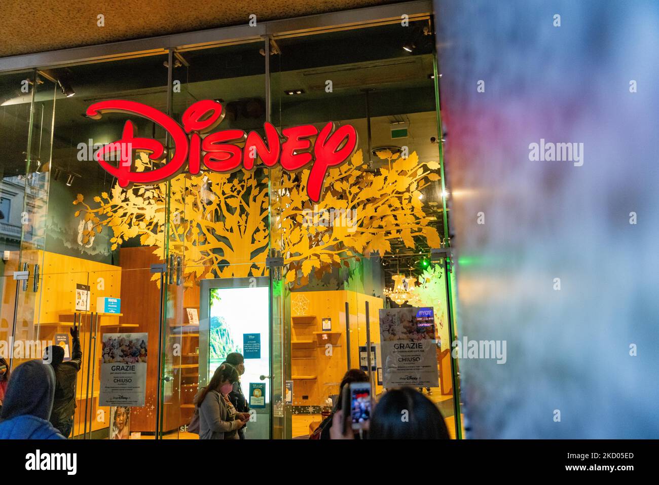 The closure of the last Disney Store on October 22, 2021 in Milan ...