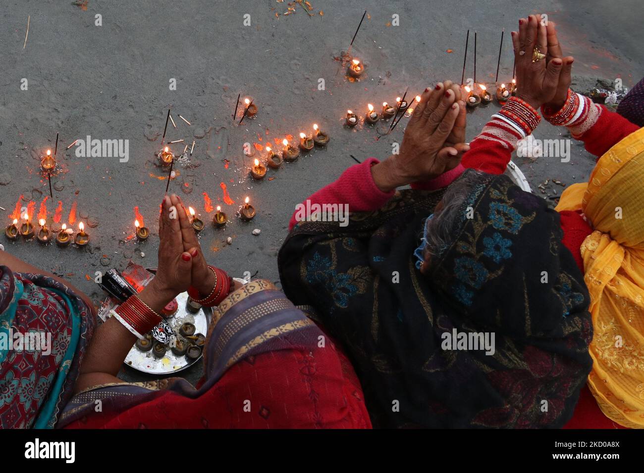 Hindu devotees perform rituals before taking a holy dip in the Bay of ...