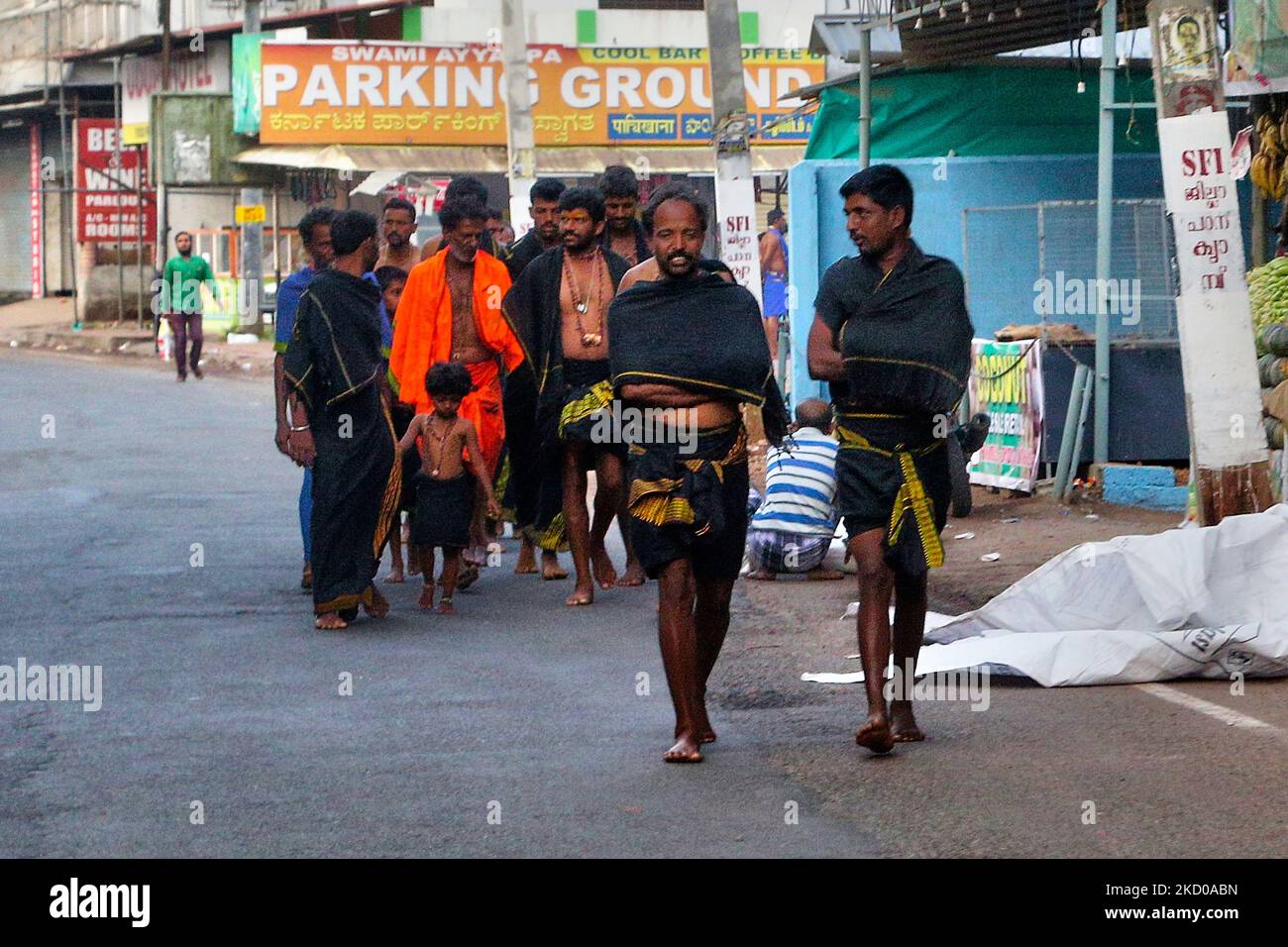 Hindu pilgrims on route to the Sabarimala Sree Dharmasastha Temple ...