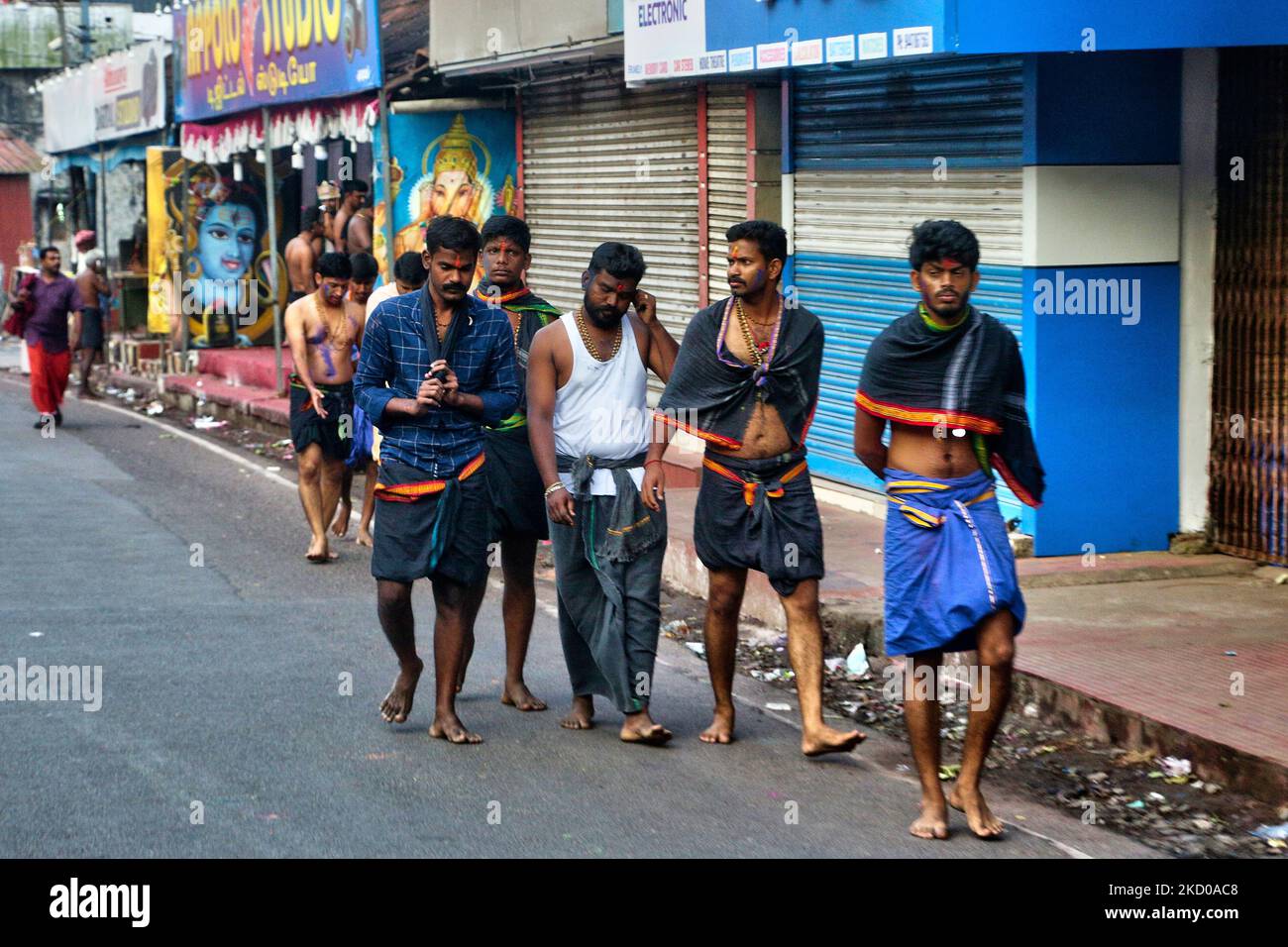 Hindu pilgrims on route to the Sabarimala Sree Dharmasastha Temple ...