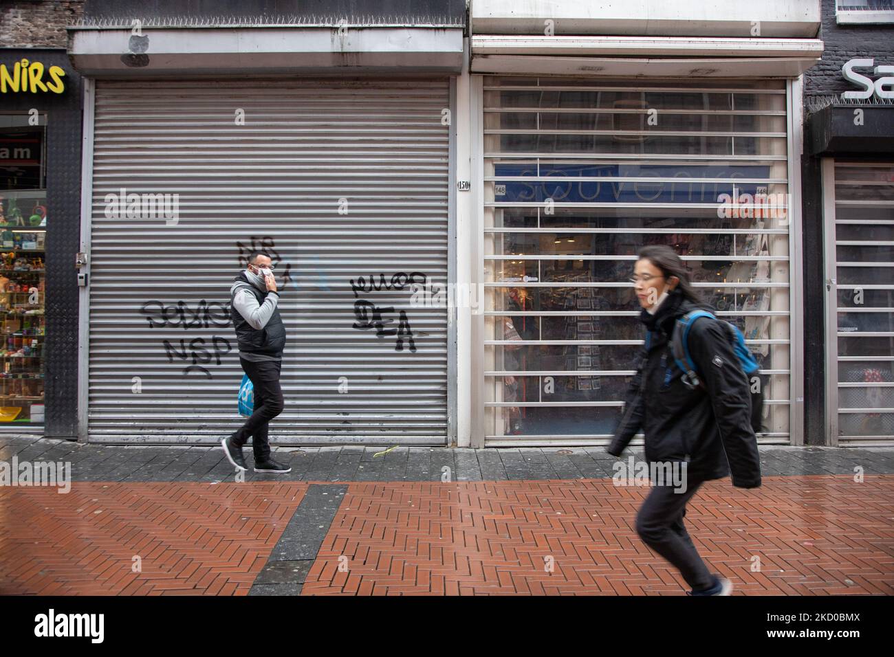 Daily life in the Nieuwendijk shopping street in central Amsterdam with ...