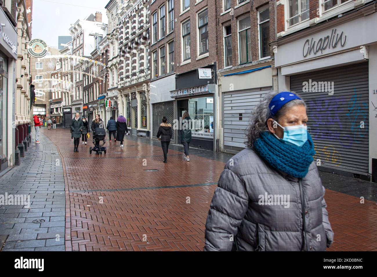 Daily life in the Nieuwendijk shopping street in central Amsterdam with ...