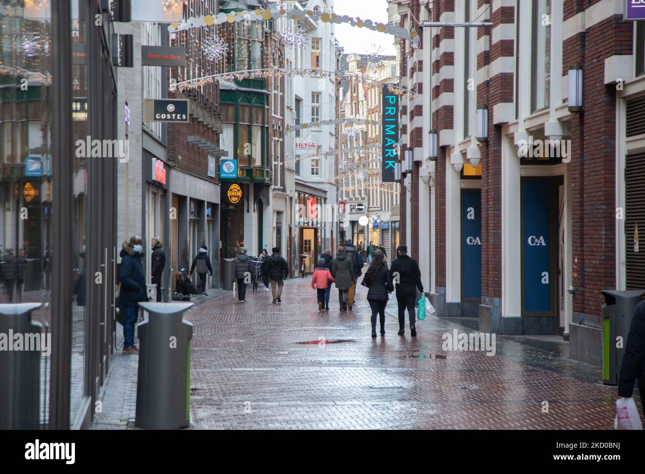 Daily life in the Nieuwendijk shopping street in central Amsterdam with ...