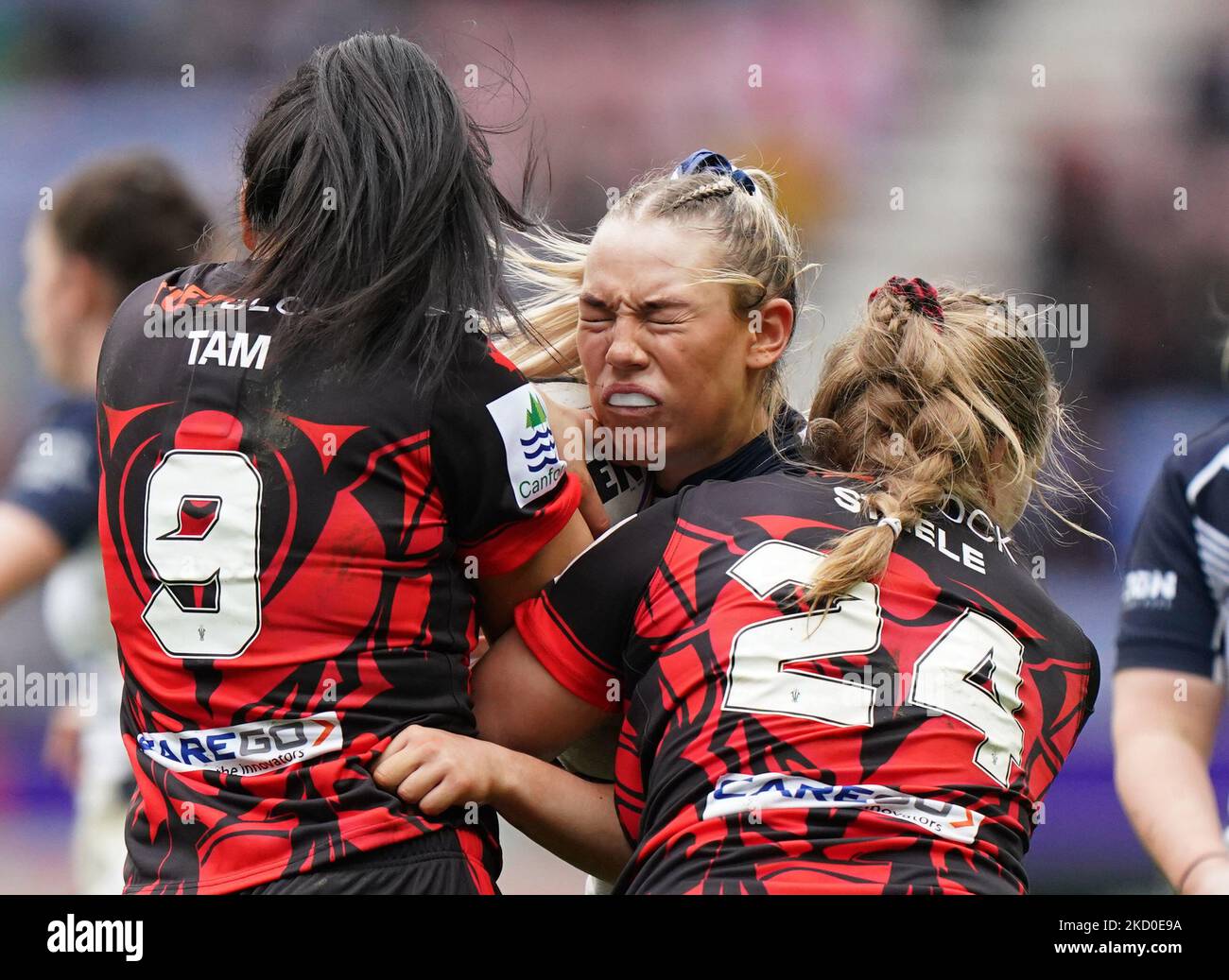 England's Hollie-Mae Dodd (centre) battles with Canada's Natalie Tam ...