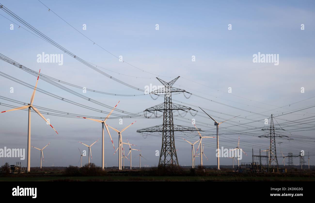04 November 2022, Schleswig-Holstein, Klixbüll: Wind turbines rotate ...