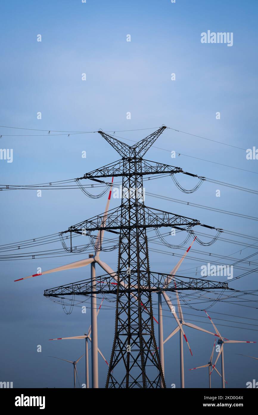 04 November 2022, Schleswig-Holstein, Klixbüll: Wind turbines rotate ...