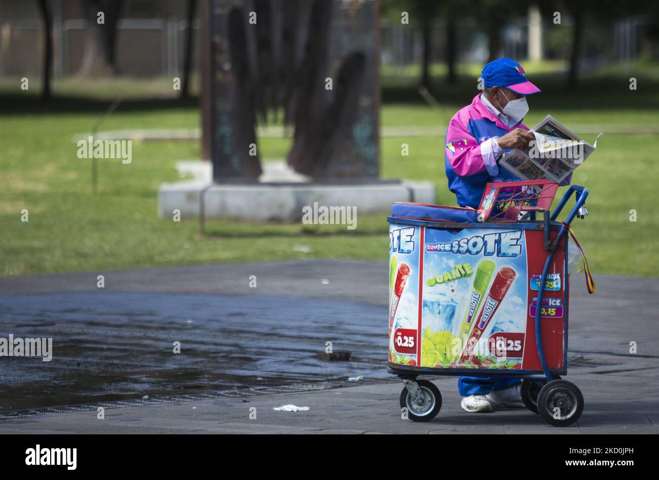 Ecuadorian citizens maintain the use of masks without stopping their ...