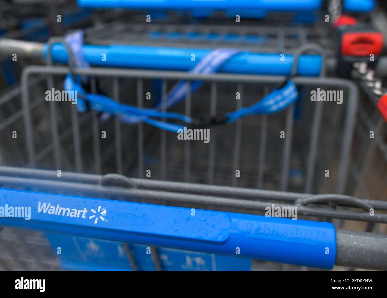 Walmart shopping carts hi-res stock photography and images - Alamy