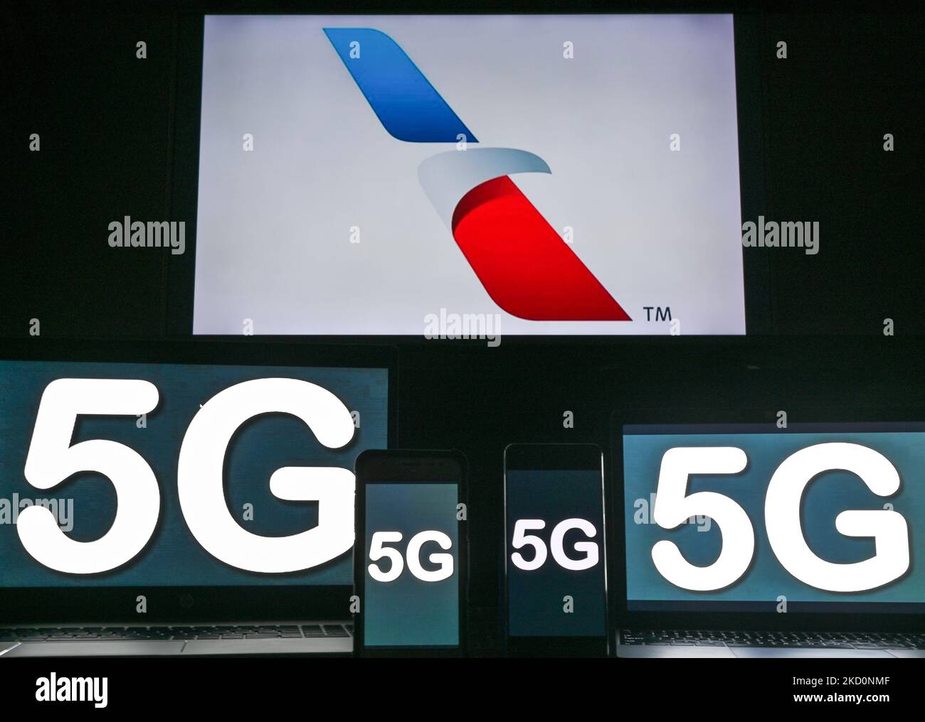 Images of the 5G sign displayed on the screens of mobile phones and ...