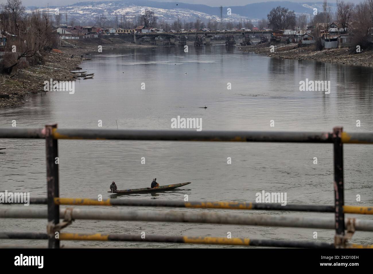 Kashmiri men catch fish in wular lake during COVID-19 Coronavirus ...