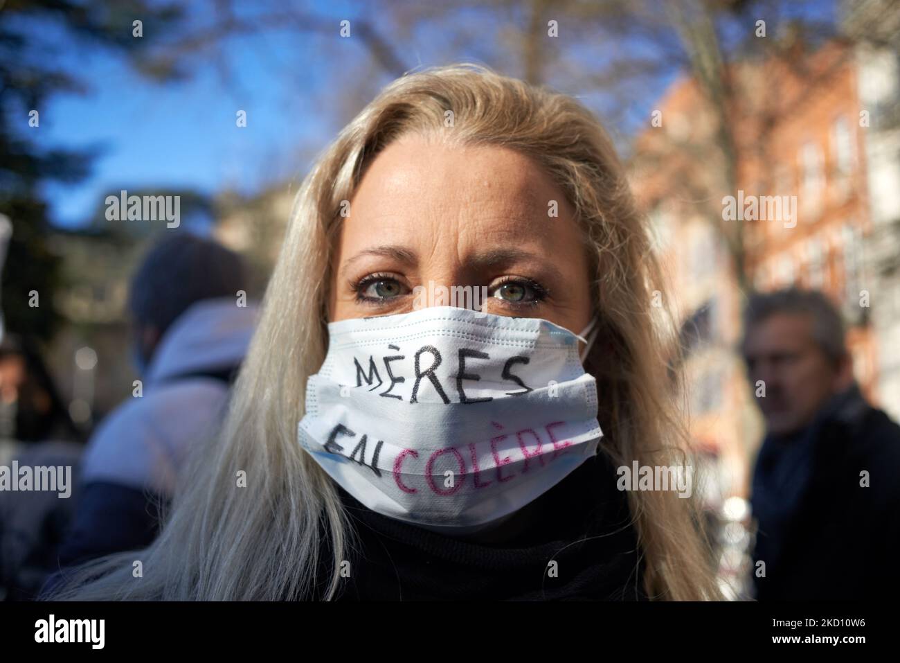 A mother has written on her protective mask 'Angry mothers' .Teachers ...
