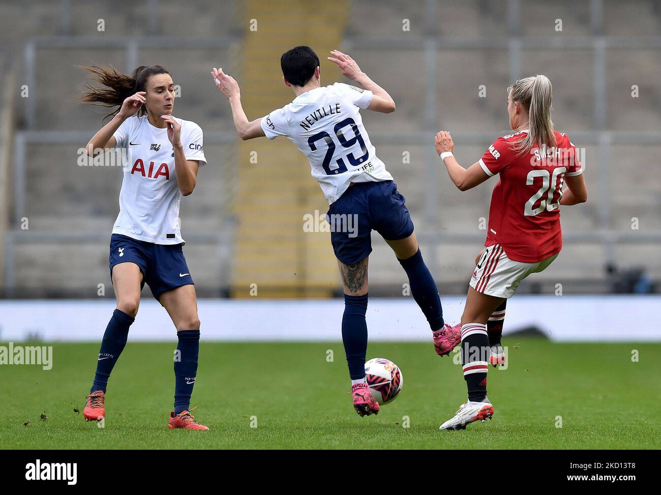 Kirsty Smith of Manchester United Women tussles with Rosella Ayane of ...