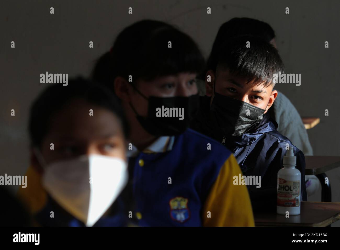 Students of the Colegio Nacional Mejía continue to receive classes ...