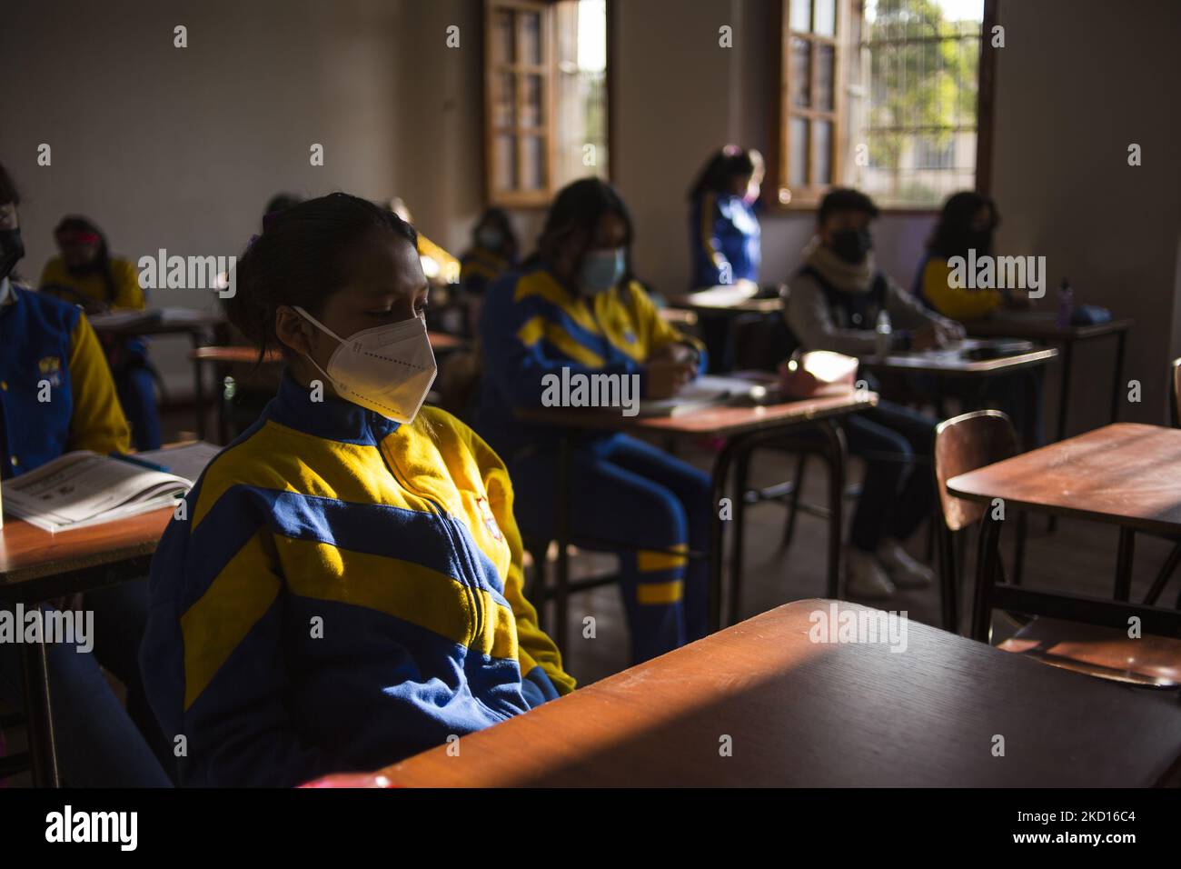 Students of the Colegio Nacional Mejía continue to receive classes ...