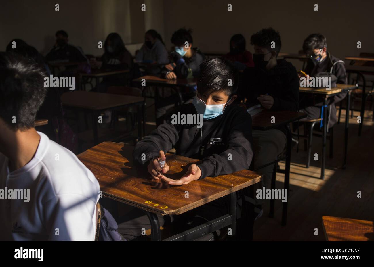 Students of the Colegio Nacional Mejía continue to receive classes ...