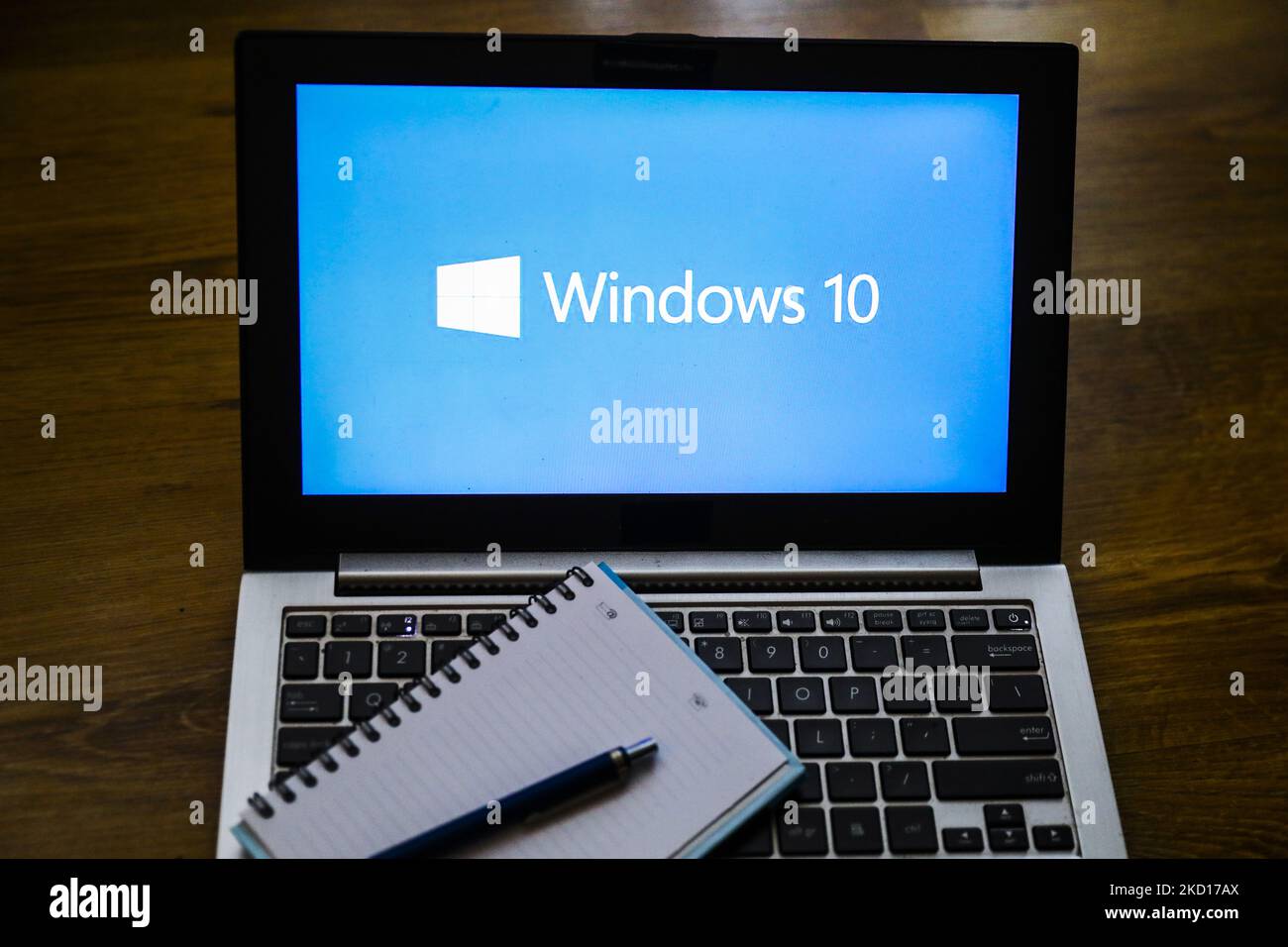 Windows 10 operating system logo hi-res stock photography and images ...