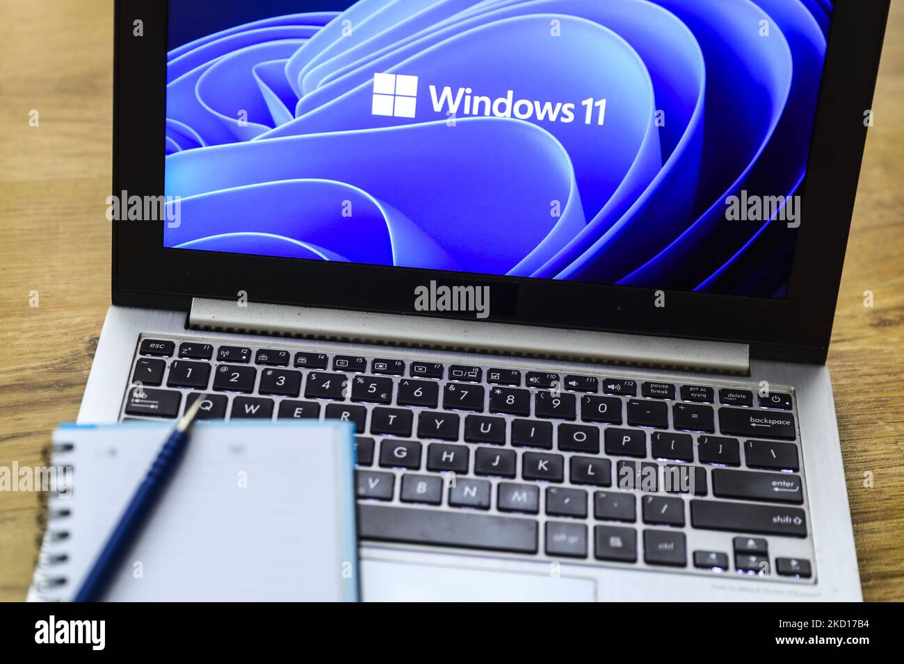 Windows 11 operating system logo hi-res stock photography and images ...