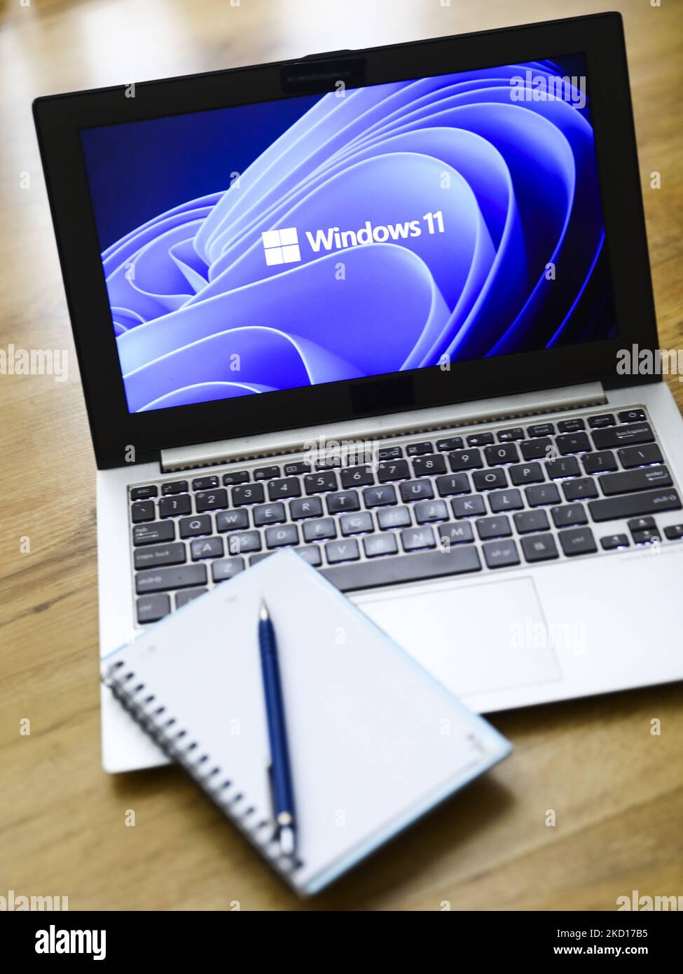 Windows 11 operating system logo hi-res stock photography and images ...