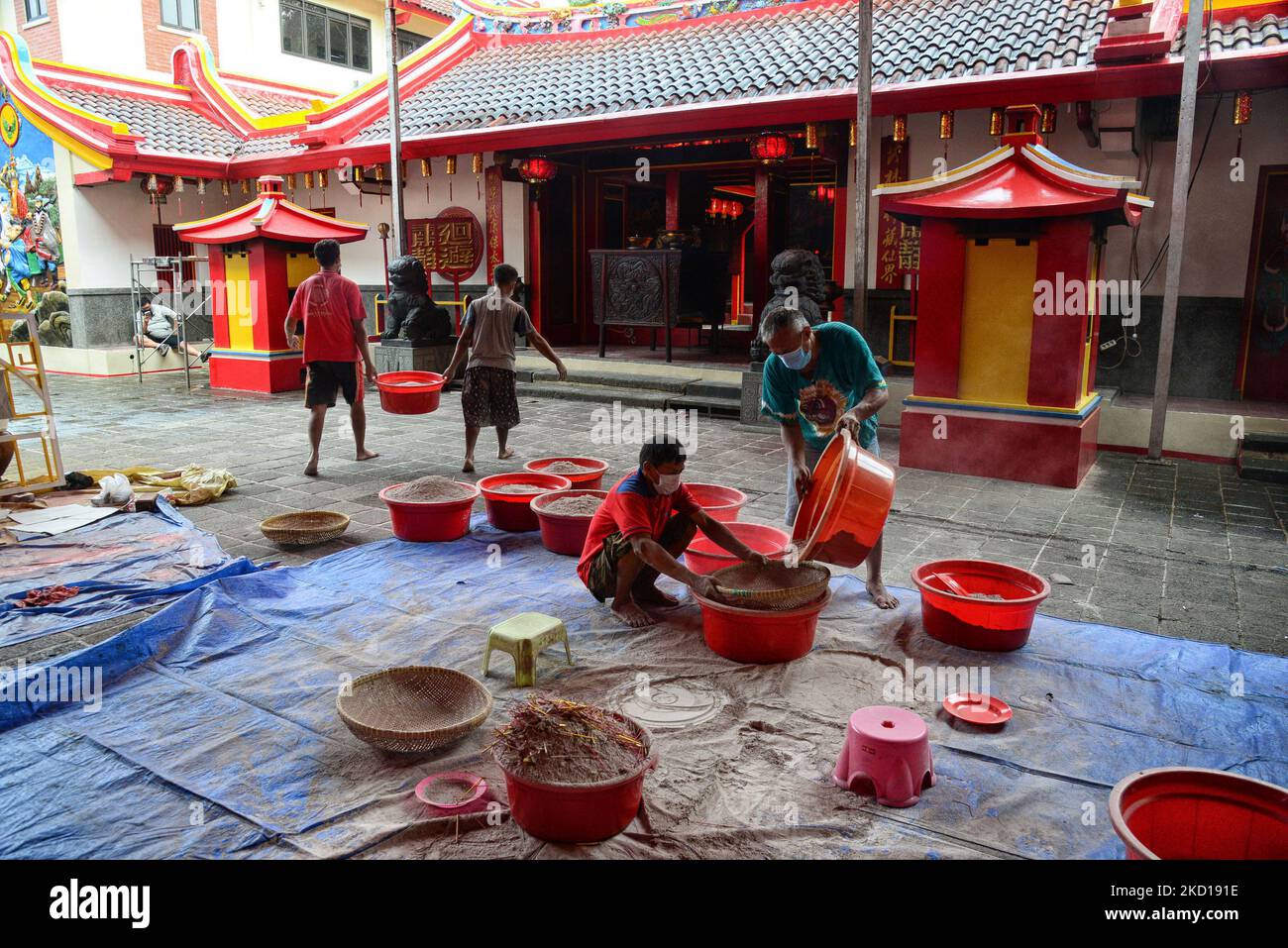 Ash sifting ritual hi-res stock photography and images - Alamy