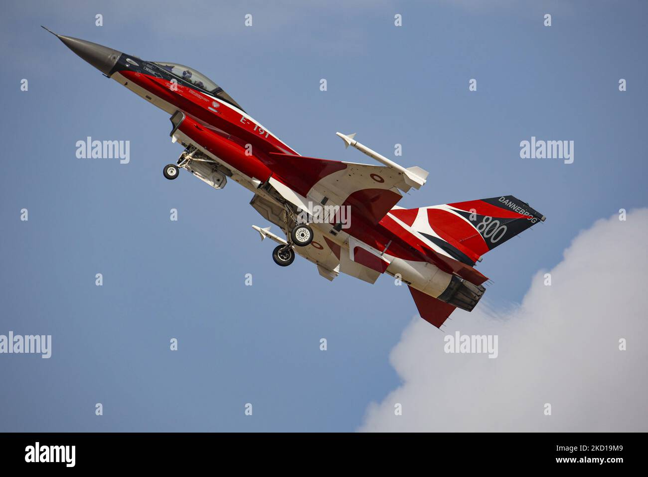 The iconic red solo F-16, with the flag of Denmark, a General Dynamics ...