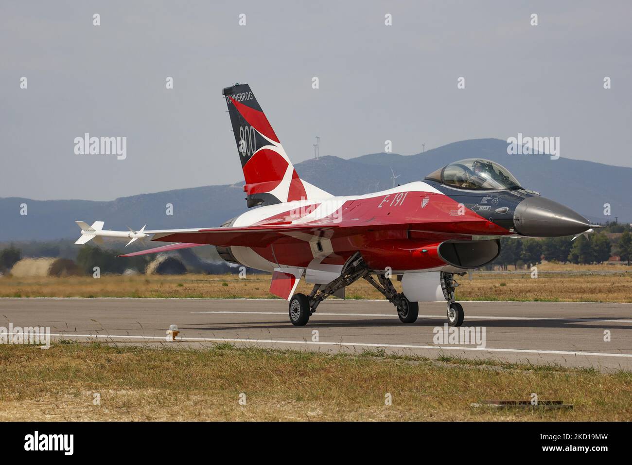 The fighter on the ground after the impressive flight with the pilote ...