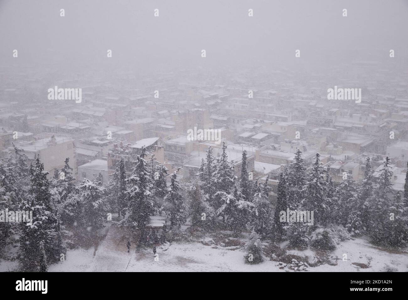 Cold weather front Elpida hits Greece. Snapshots of the snowfall in the ...