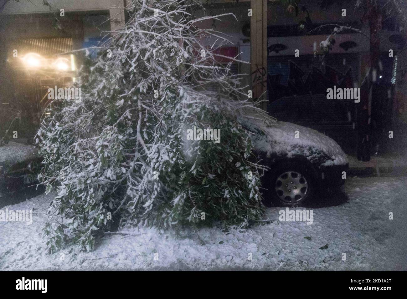 Cold weather front Elpida hits Greece. Snapshots of the snowfall in the ...