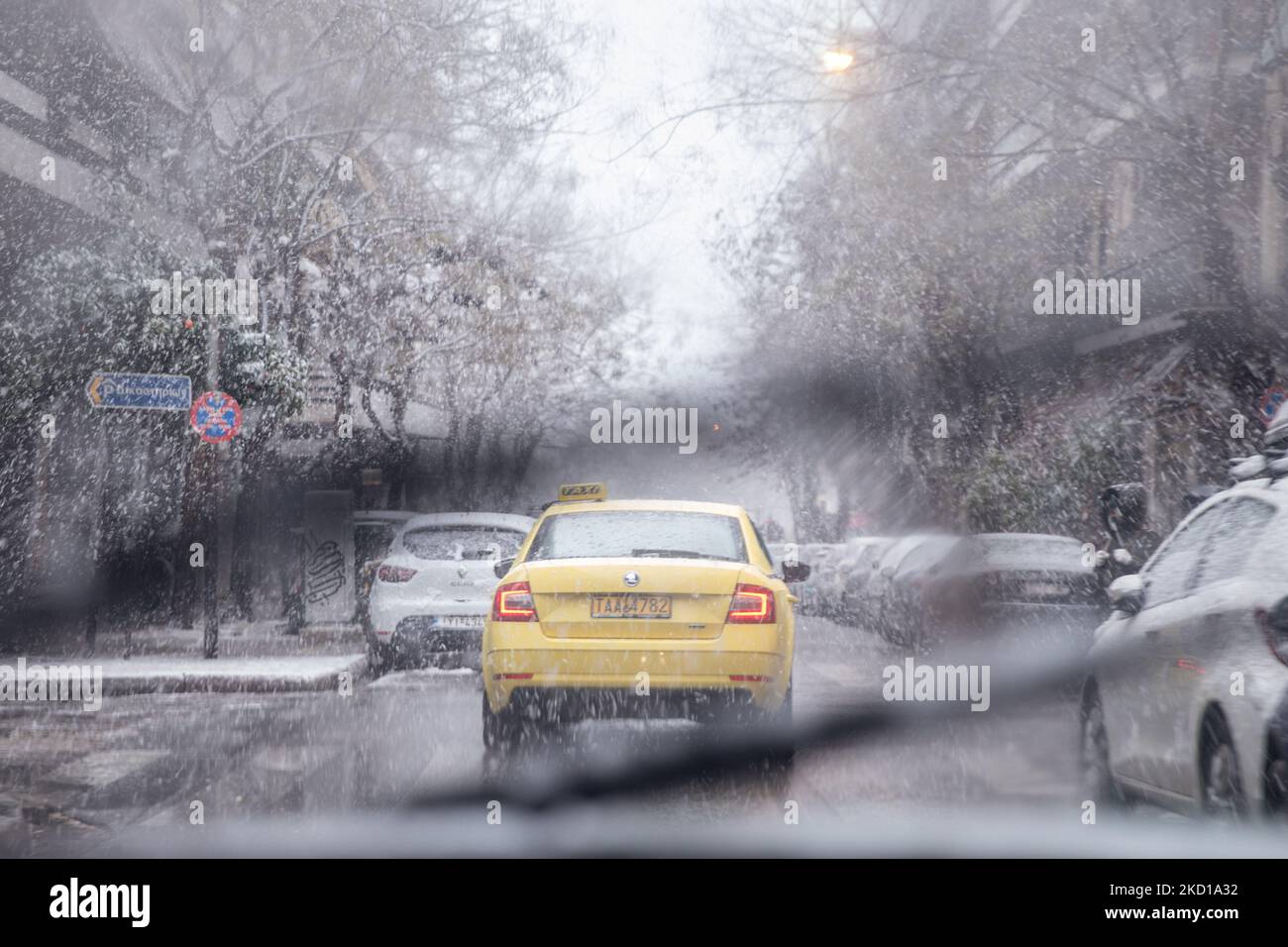 Cold weather front Elpida hits Greece. Snapshots of the snowfall in the ...