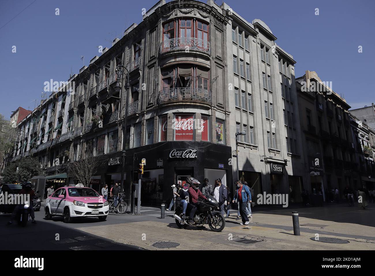 View of a building located on the streets of the Zócalo in Mexico City ...
