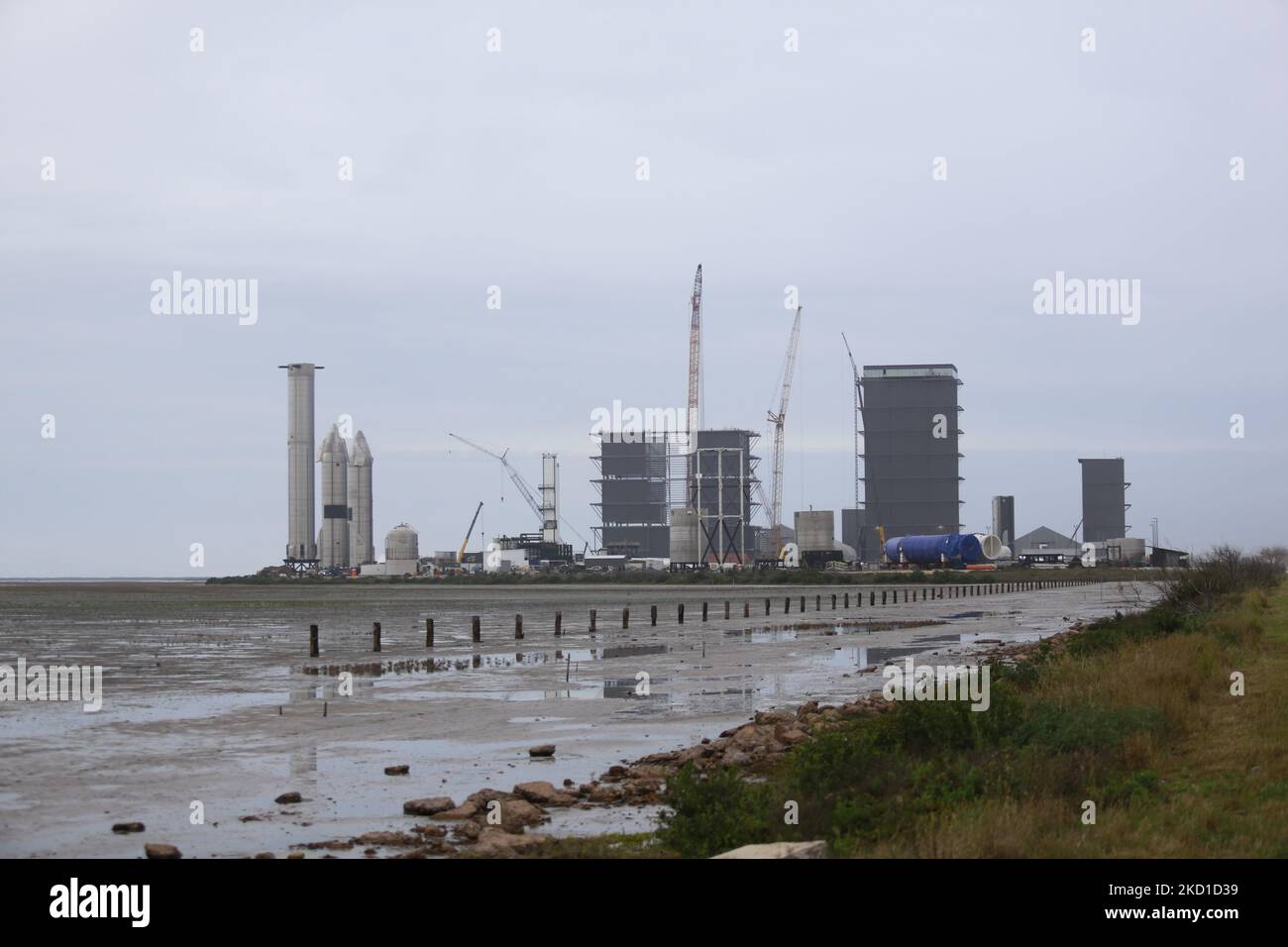 SpaceX is building a third bay for Starship stacking called the Wide ...
