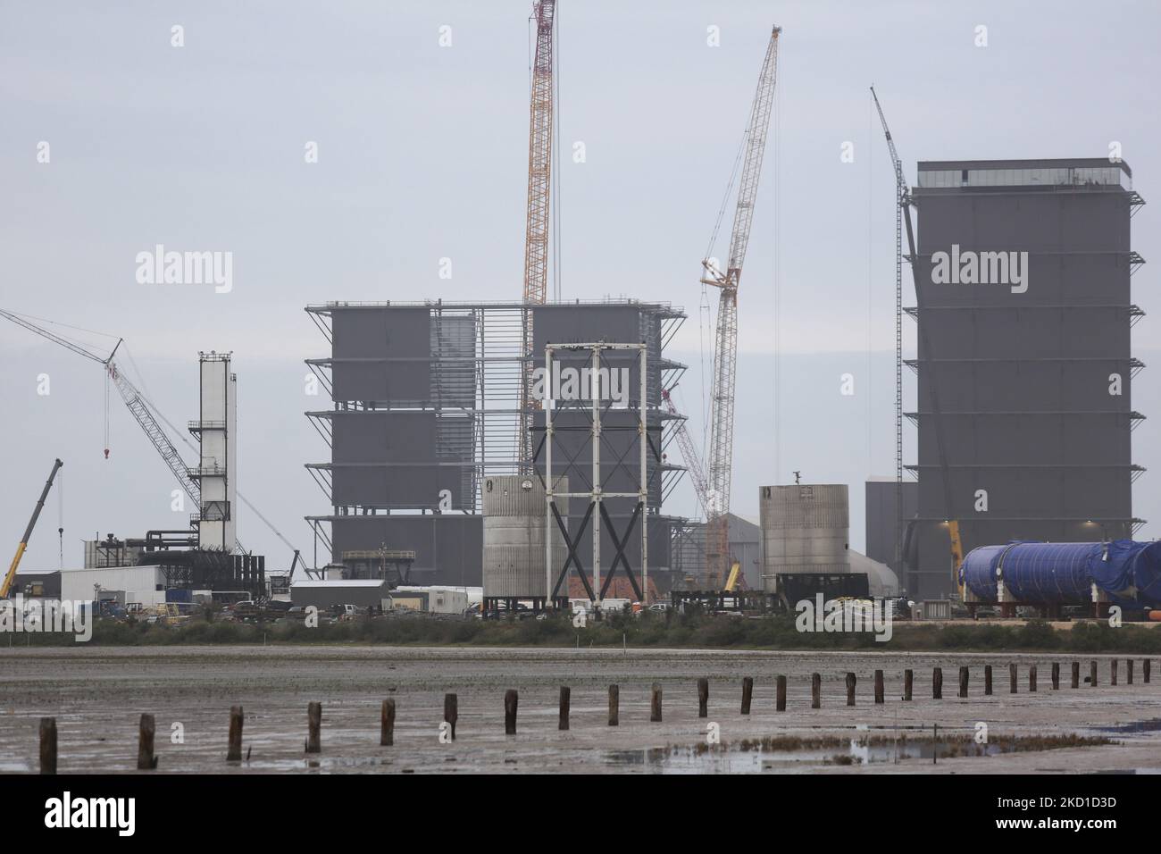 SpaceX is building a third bay for Starship stacking called the Wide ...