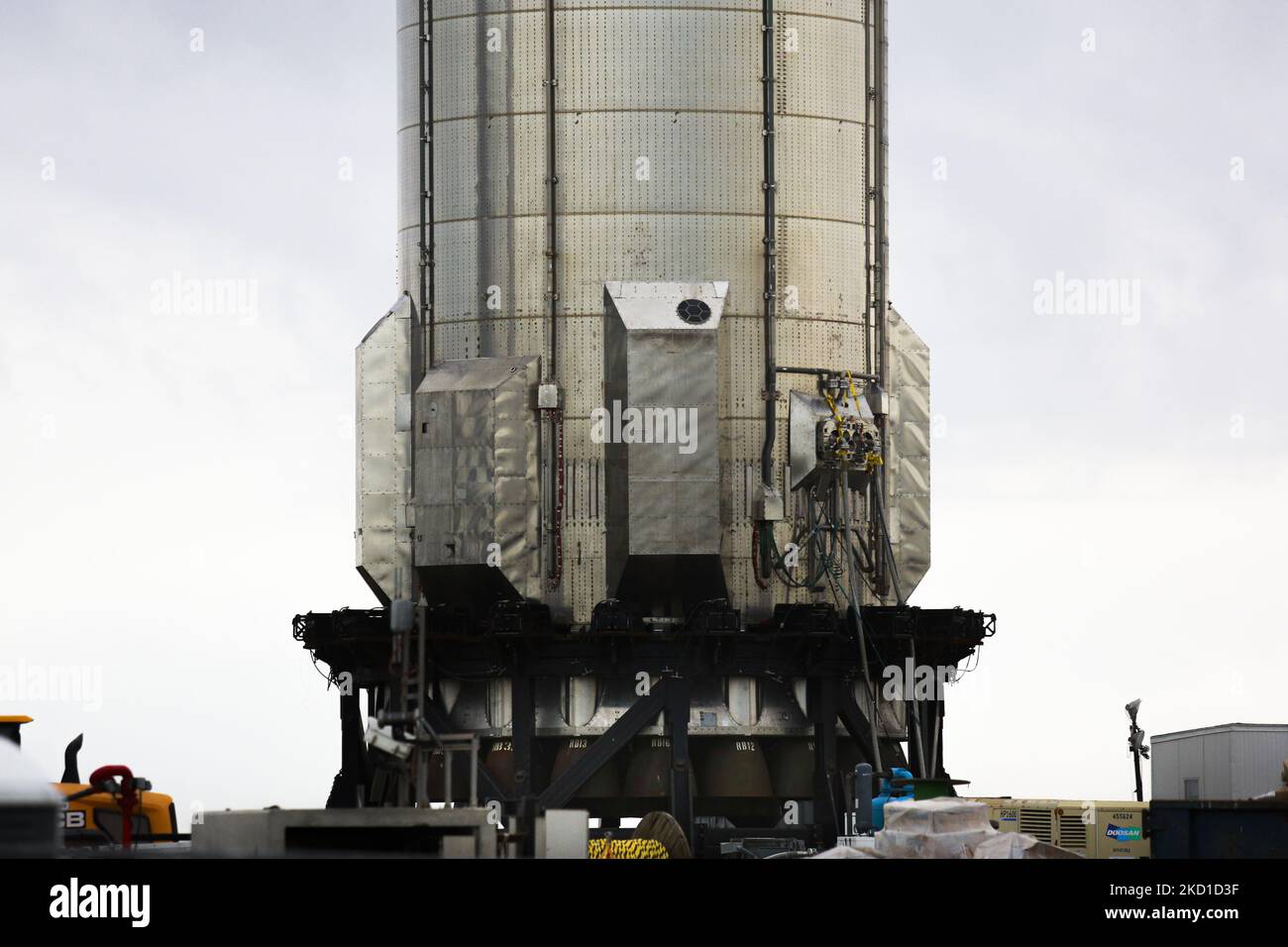Super Heavy Booster's many Raptor engines can be seen installed on ...