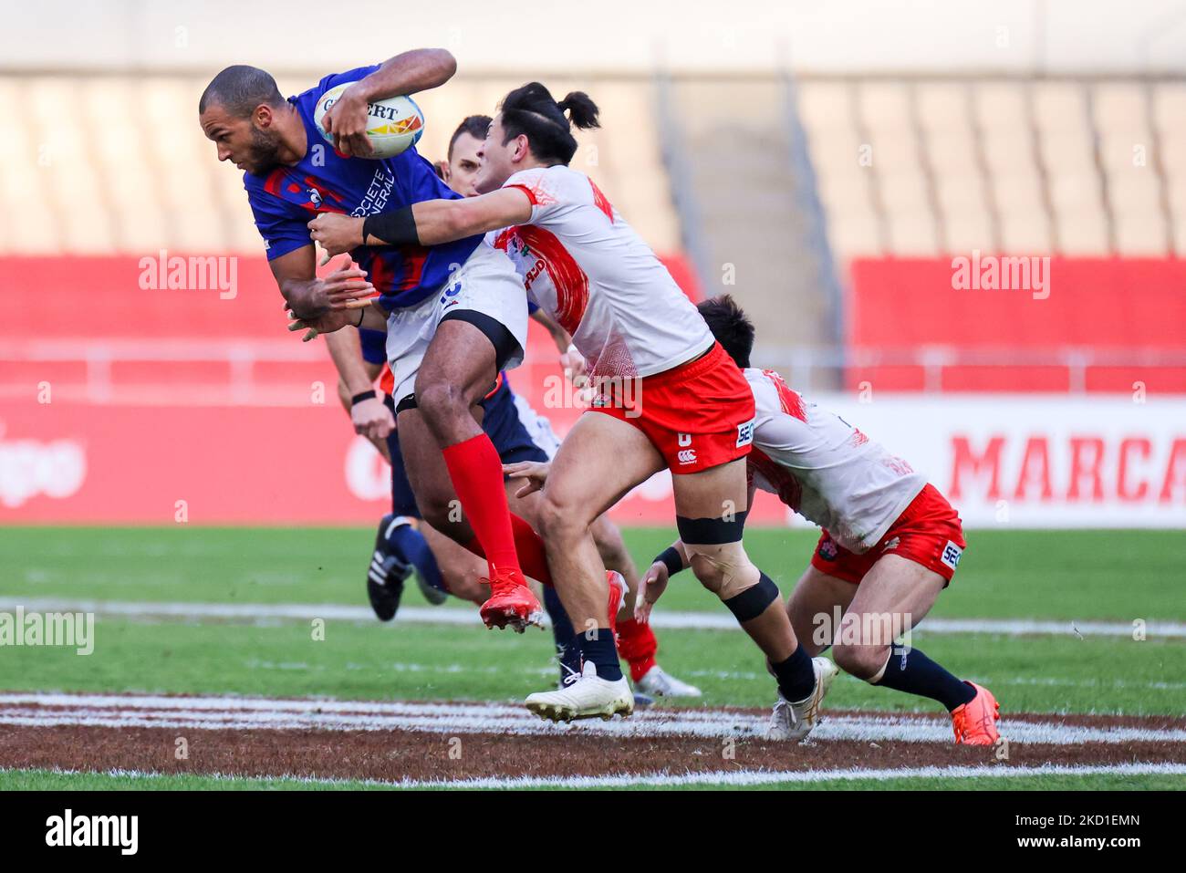 Varan Pasquet of France runs with the ball during the Men's HSBC World ...
