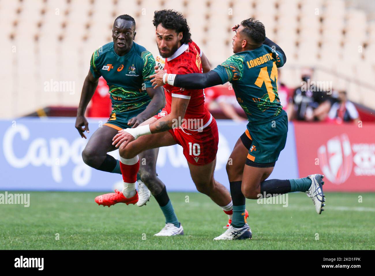 Noah Bain of Canada runs with the ball during the Men's HSBC World ...