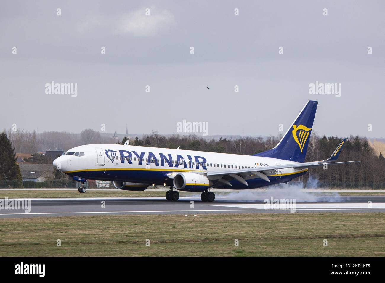 Boeing 737 800 wheels down hi-res stock photography and images - Alamy