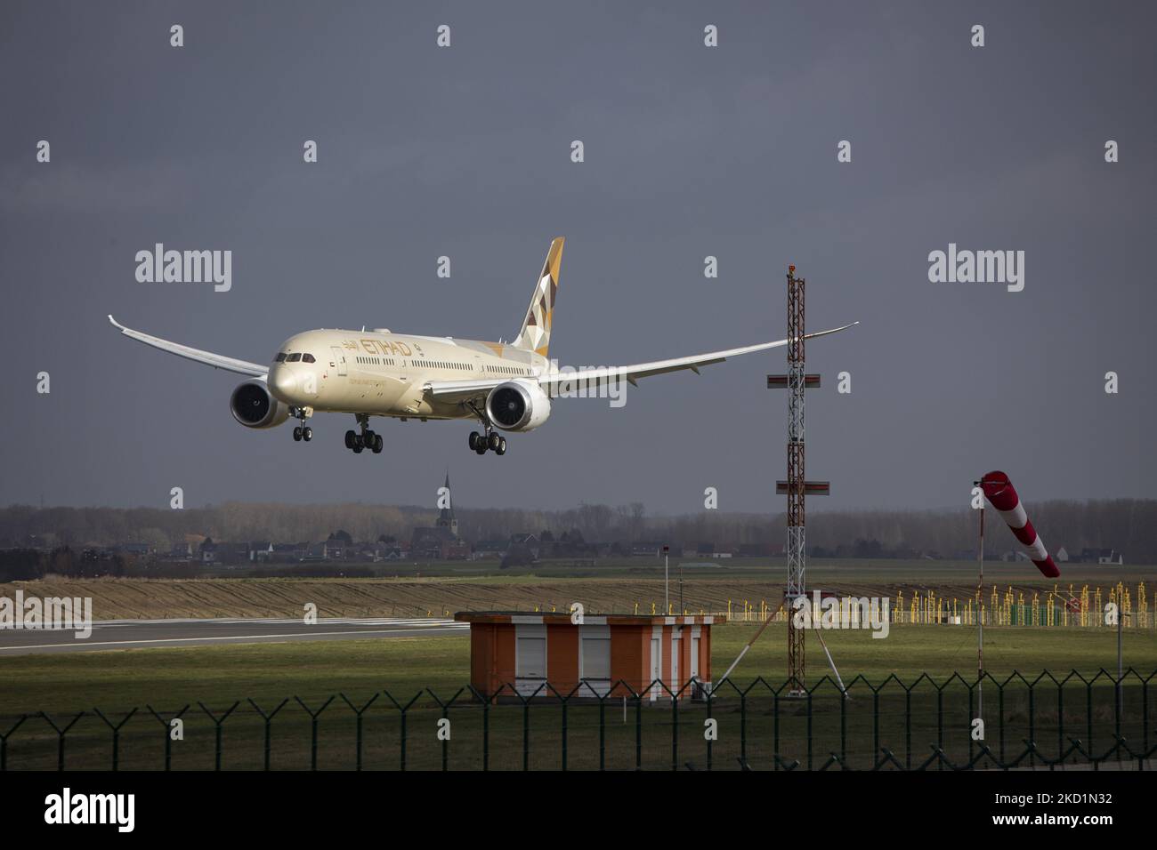 Etihad Airways Boeing 787-9 Dreamliner aircraft as seen on final ...