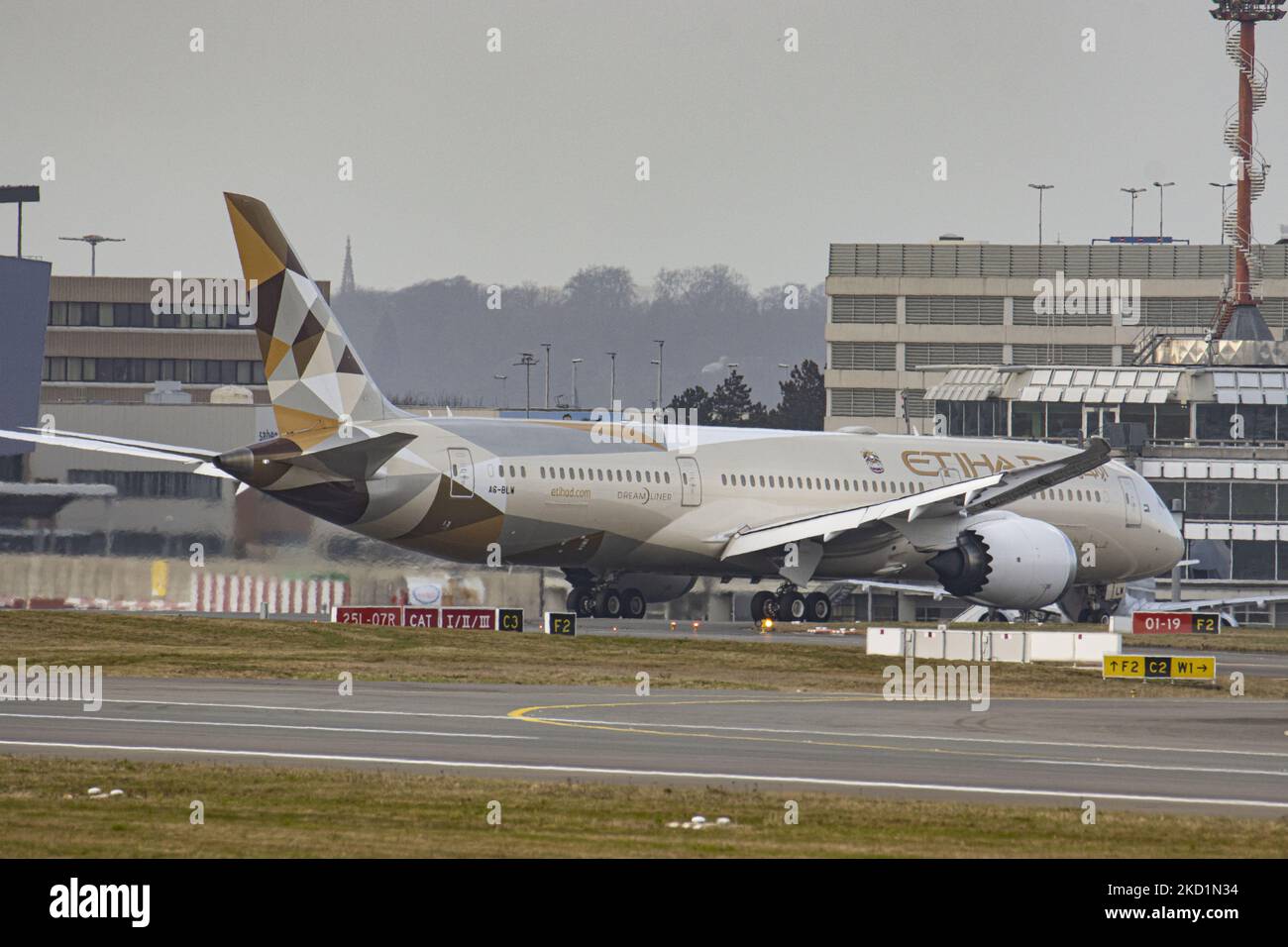 Etihad Airways Boeing 787-9 Dreamliner aircraft as seen on final ...
