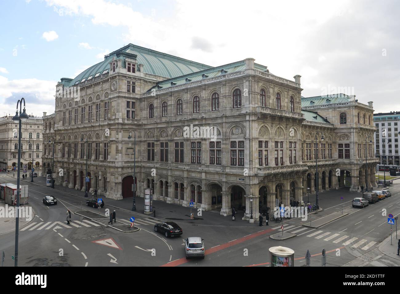 The Vienna State Opera building in the historic center of Vienna ...