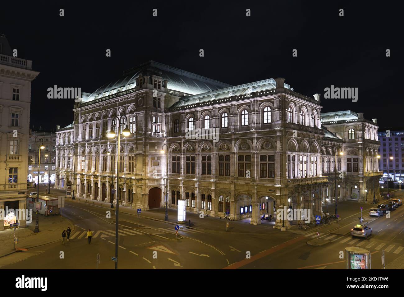 The Vienna State Opera building in the historic center of Vienna ...