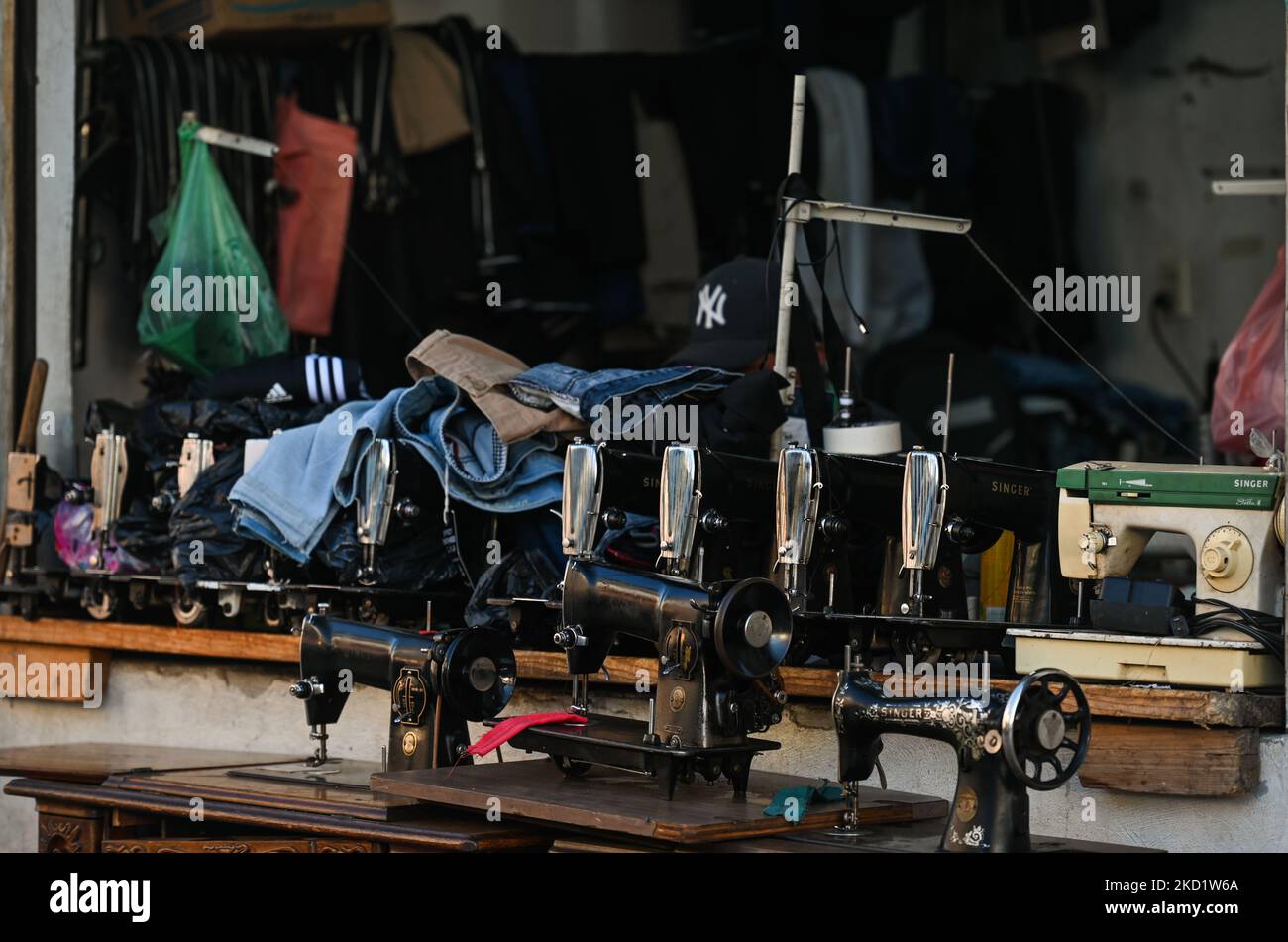 Singer sewing machine shop in hi-res stock photography and images - Alamy