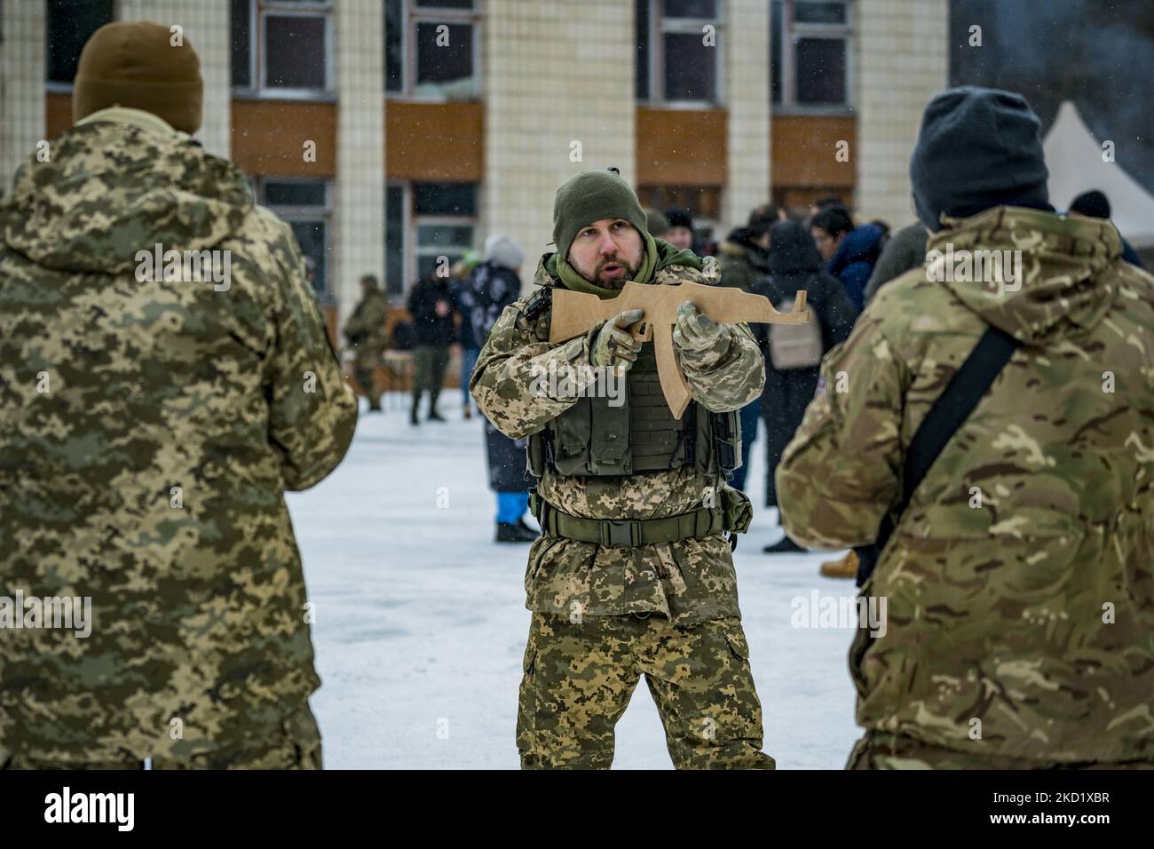 A trainer of the 112th Territorial Defense Brigade of Kiev explains how ...