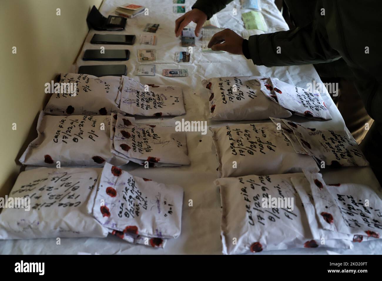 Packets of heroine hi-res stock photography and images - Alamy