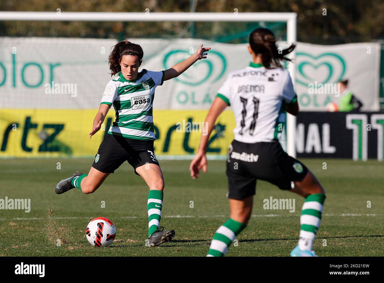 Carolina Beckert shoots to goal during the match for Liga BPI between ...