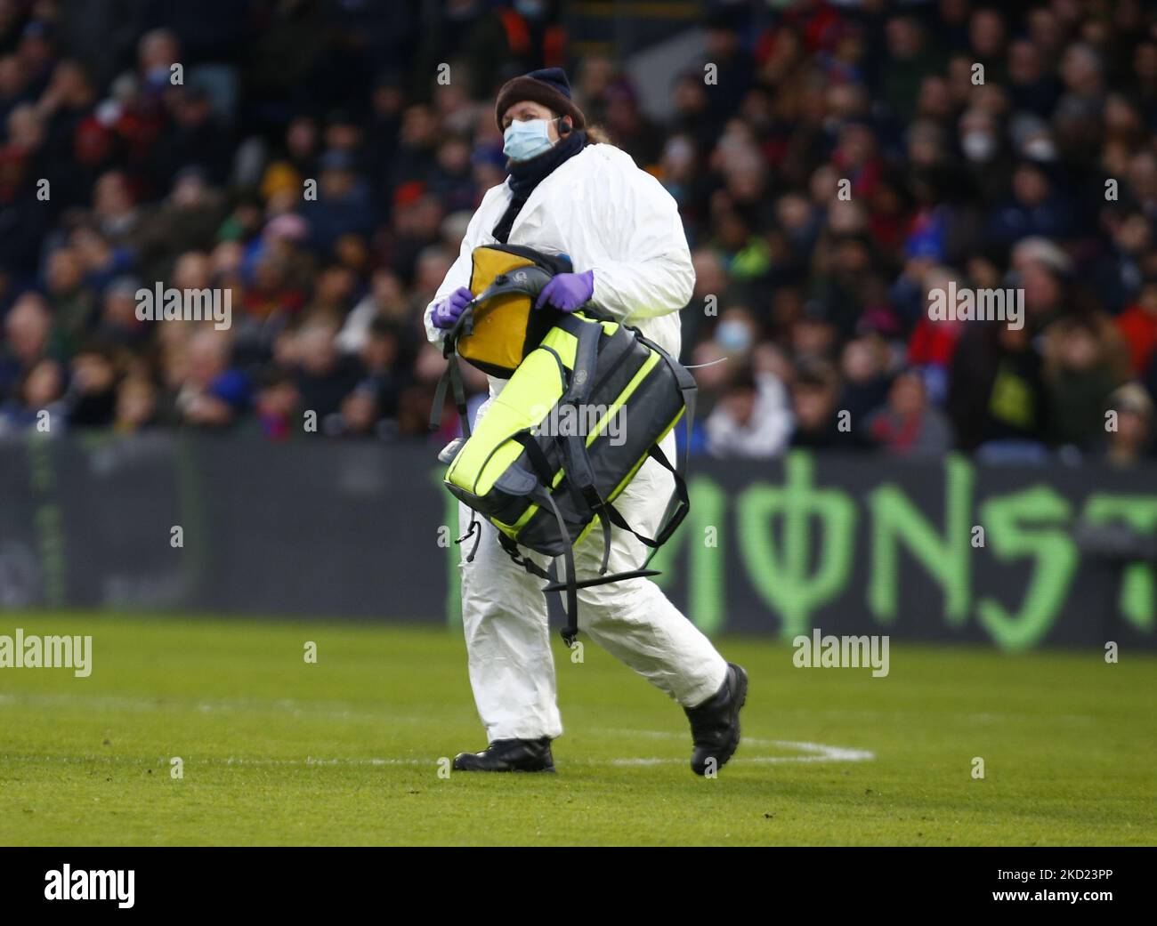 Medic in action hi-res stock photography and images - Alamy