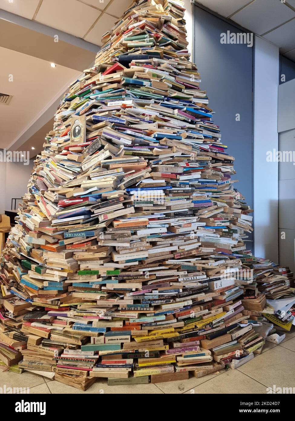 Many books, Mountain of books, many books, pile of books, a lot of ...